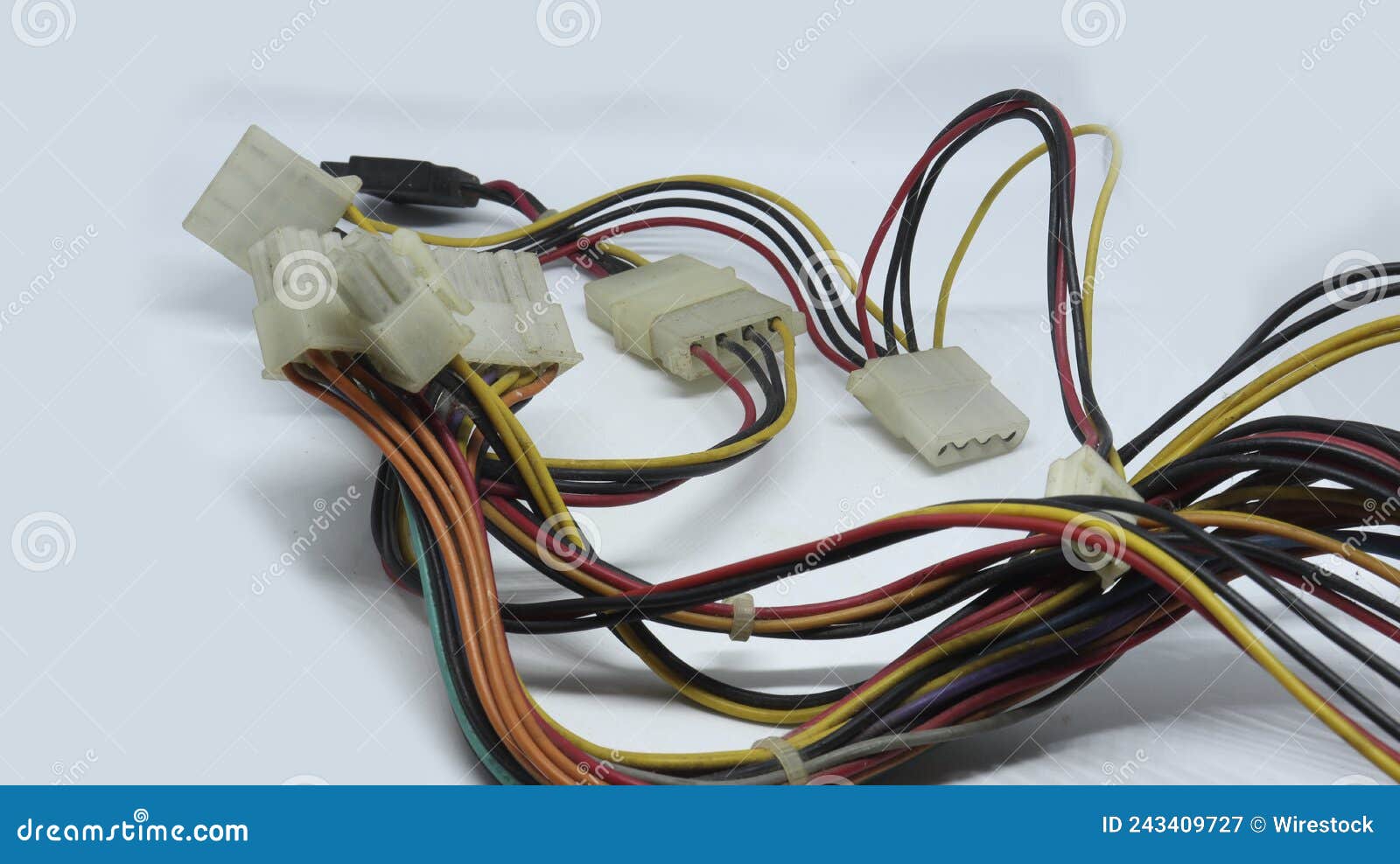 Close-up Dos Cabos Da Cpu Do Computador Em Um Plano De Fundo Branco ...