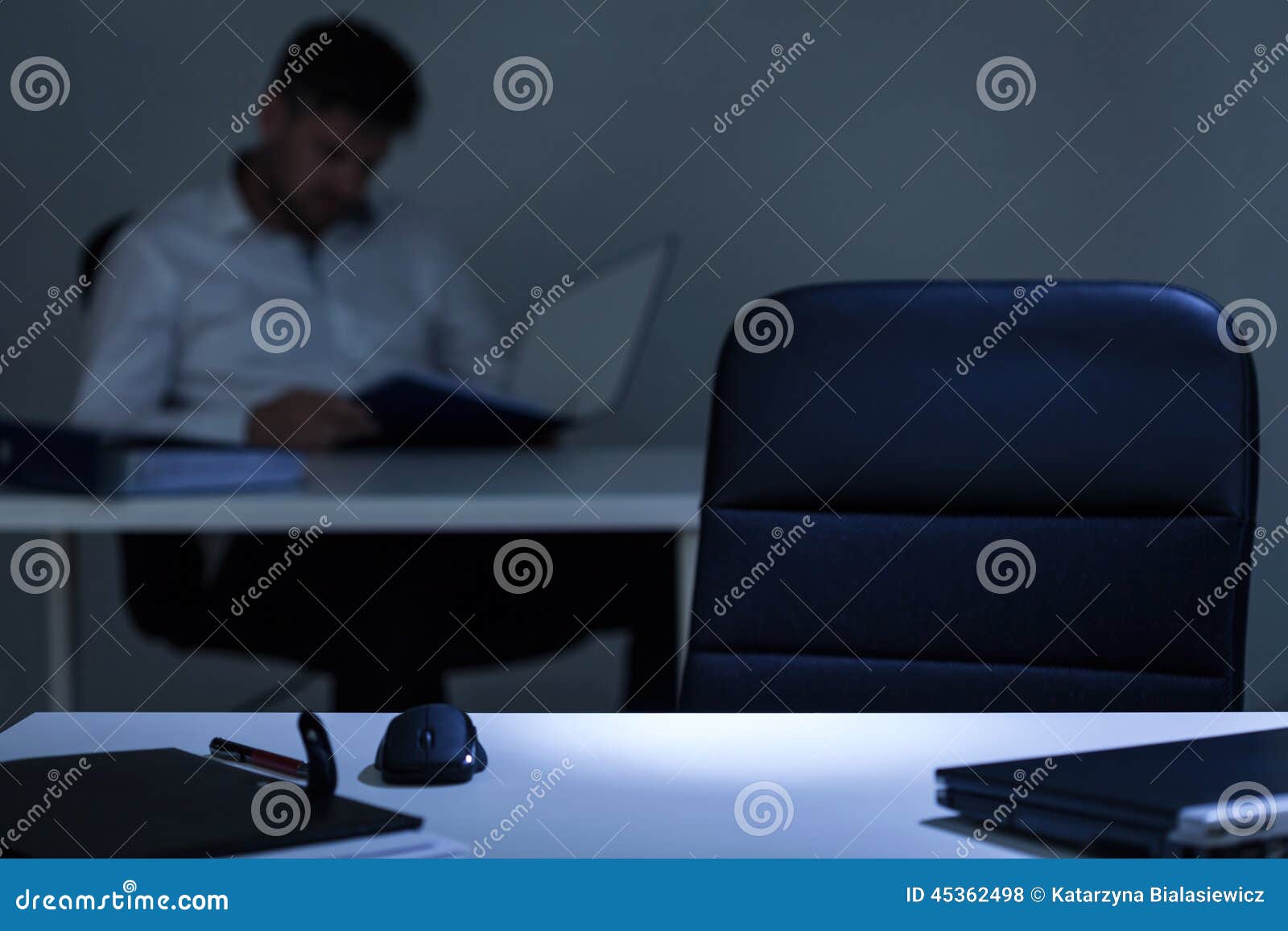 Close Up of Empty Office Desk Stock Photo - Image of pressure, boss ...