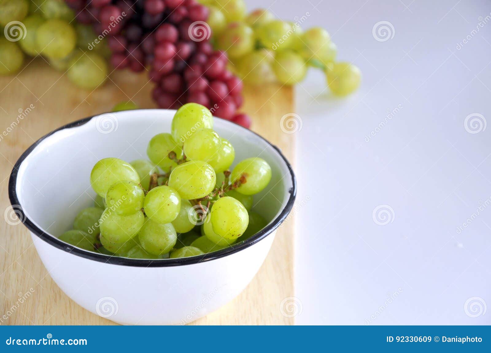 Close Up Green Grapes in Bowl Stock Image - Image of nature, food: 92330609