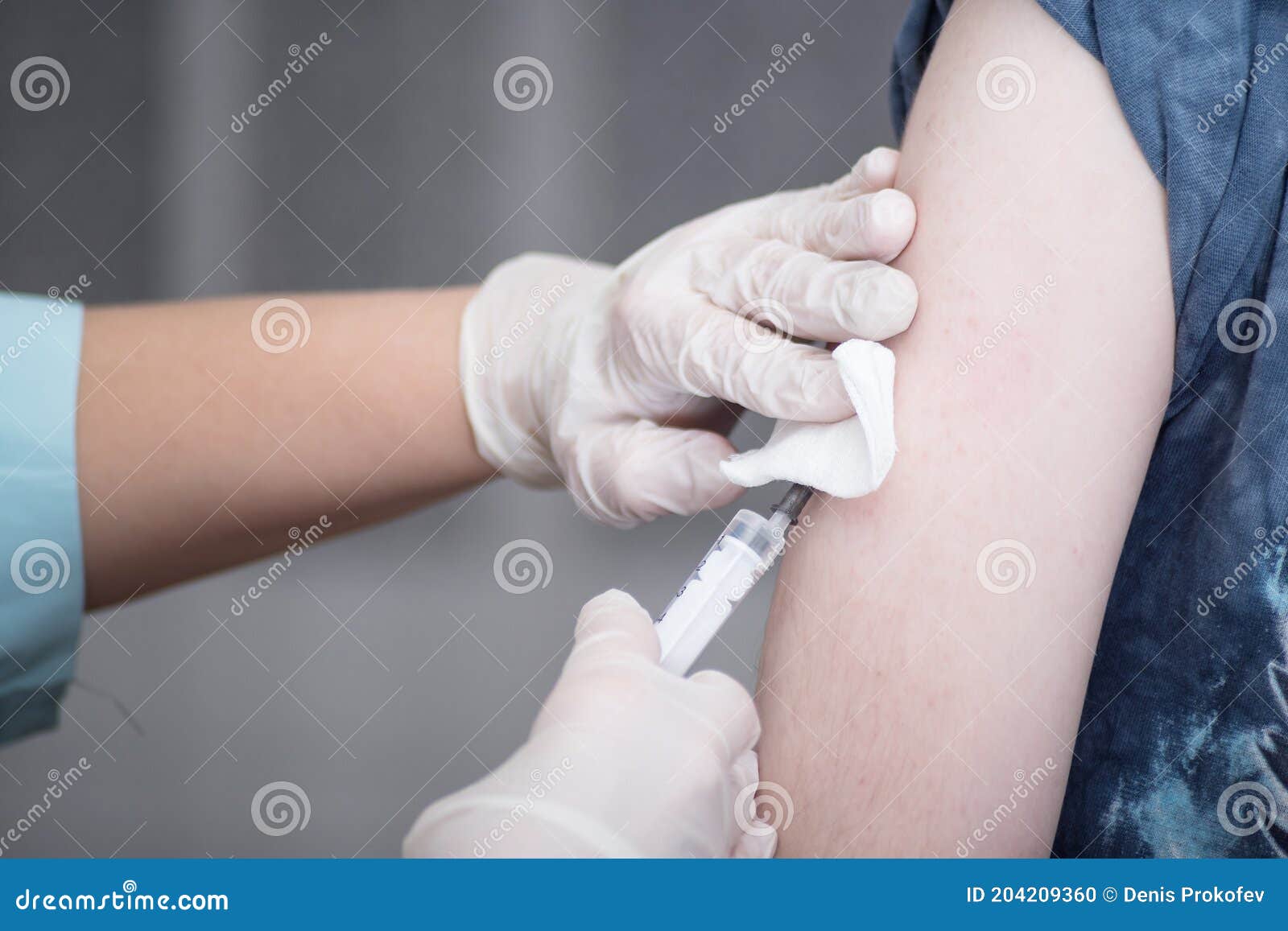 Close-up Hands,nurses are Vaccinations To Patients Using the Syringe ...
