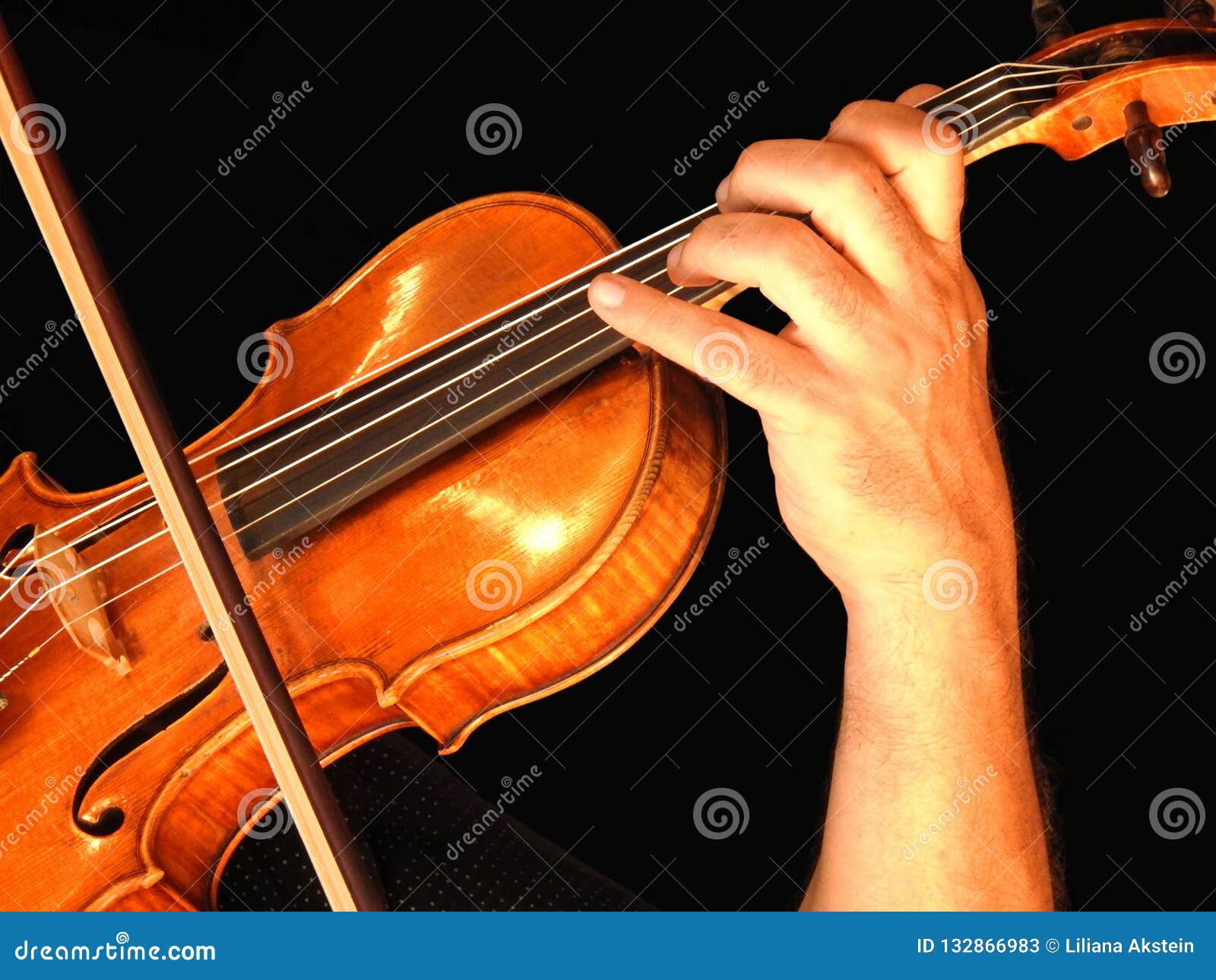 Close-up of the Hands of a Violinist Playing His Instrument Stock Image ...