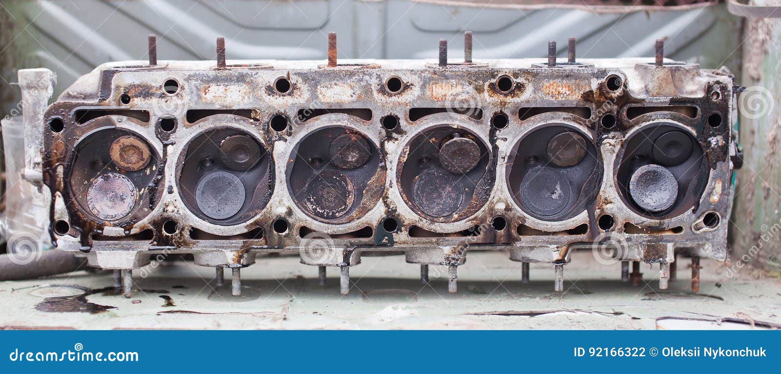 Close-up Het Hoofd Van Een Zes-cilinder Motor Stock Foto - Image of ...