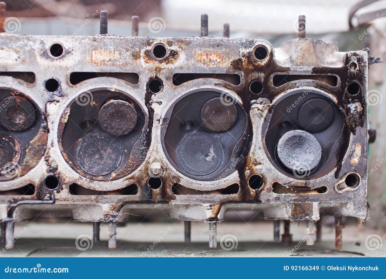 Close-up Het Hoofd Van Een Zes-cilinder Motor Stock Afbeelding - Image ...