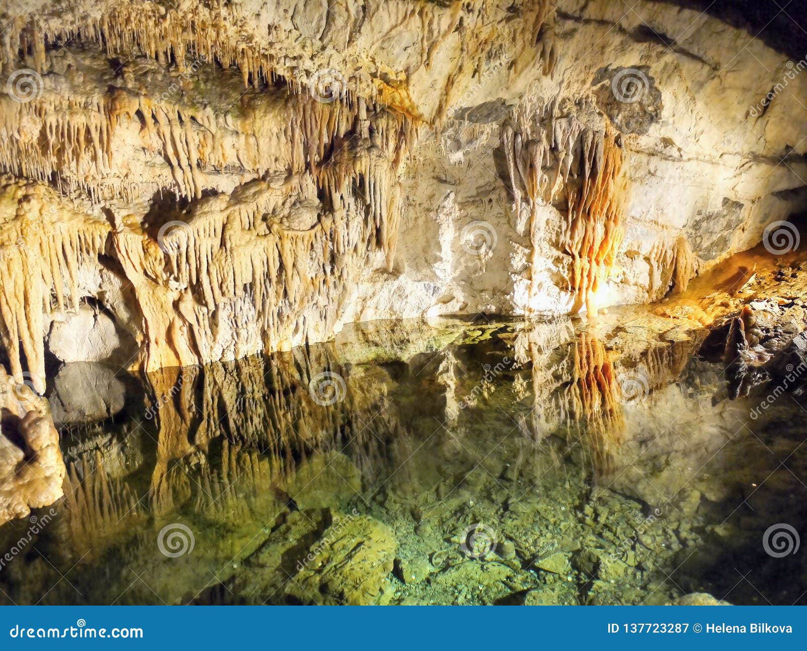 Close Up Interior Da Caverna Profunda Misteriosa Imagem de Stock ...