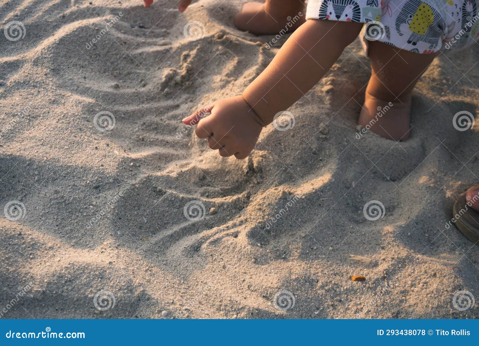 Close Up of Kid Hands Digging Stock Photo - Image of playing, humanhand ...