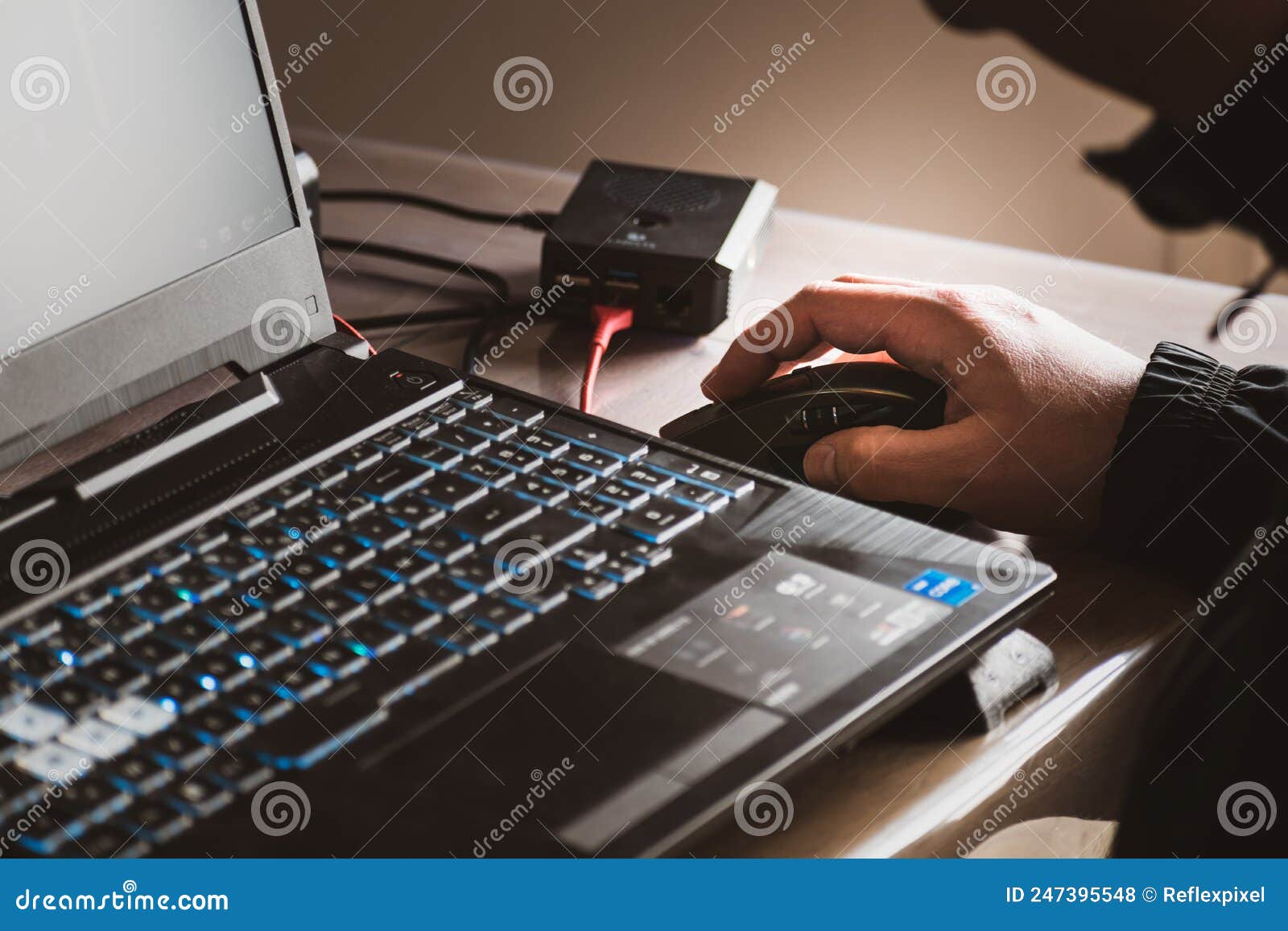 Close Up of Man S Hand Using Wireless Mouse, Raspberry Pi and Laptop ...