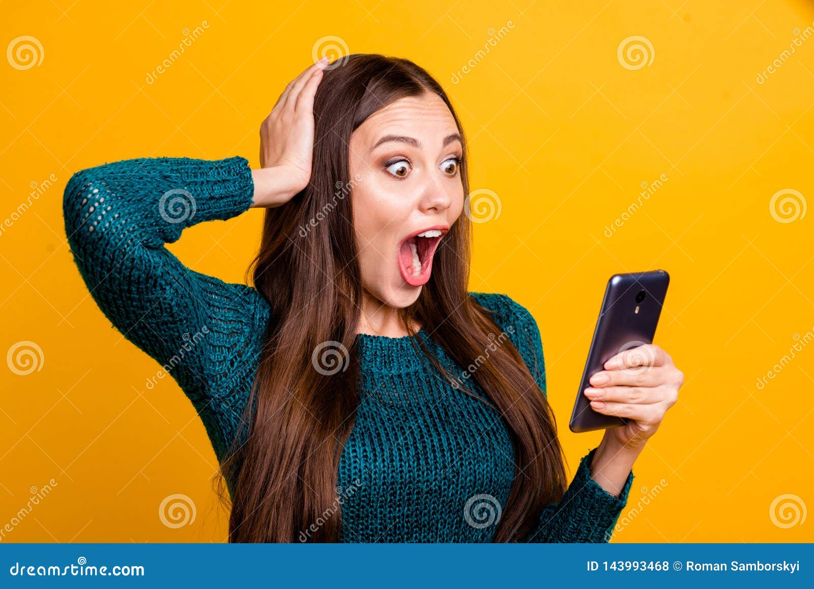 Close Up Photo Beautiful Unbelievable Her She Lady Hold Arm Hand