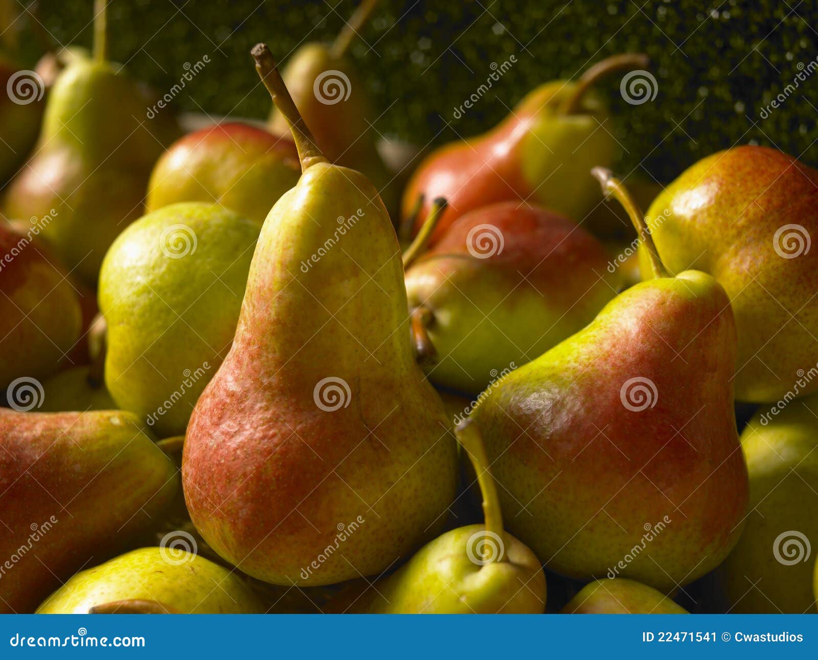 Close Up of Red and Green Pears Stock Image - Image of fruit, pile ...