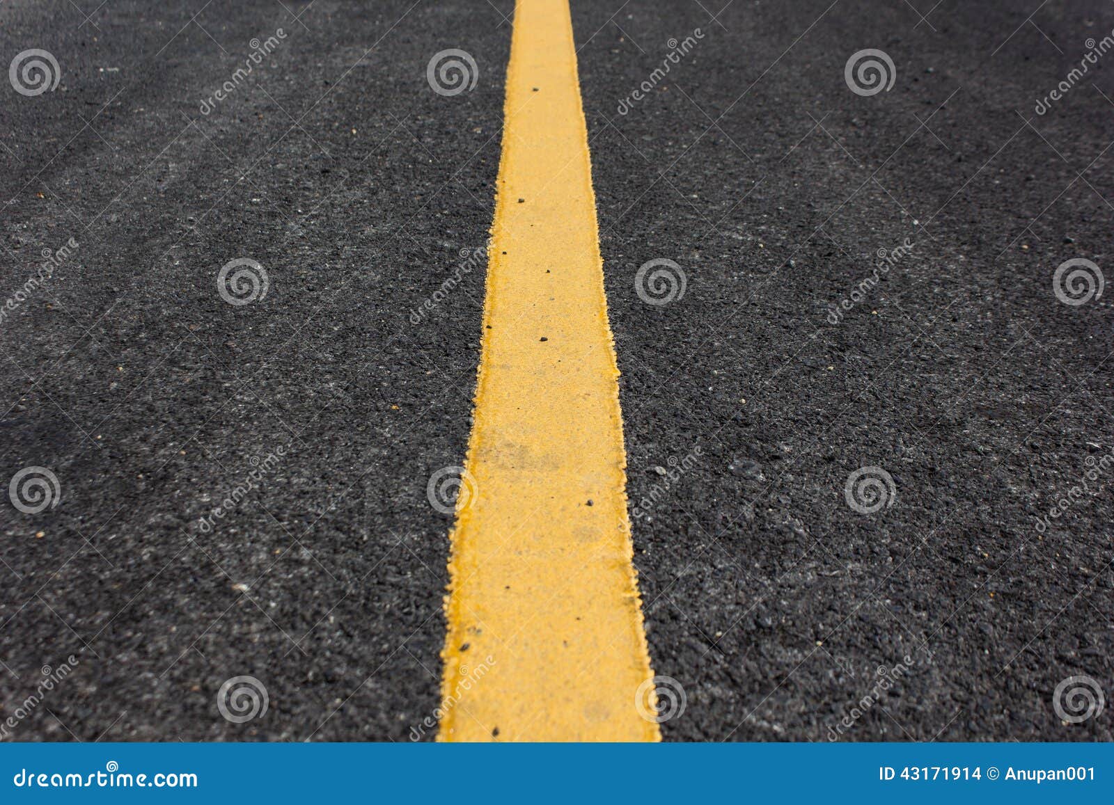 Close Up Road Divide Yellow Line Stock Photo - Image of roadside ...