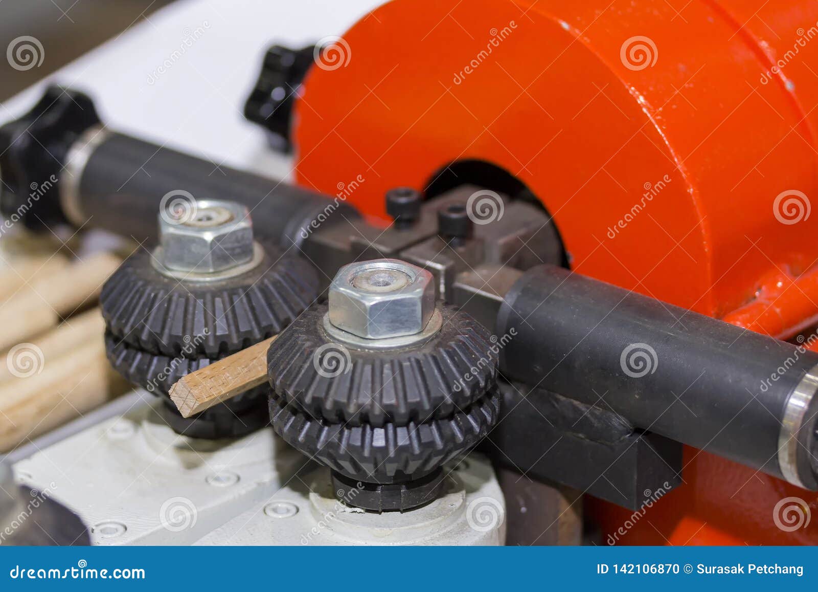 Close Up Roller Feeder System of Automatic Woodworking Machine for ...