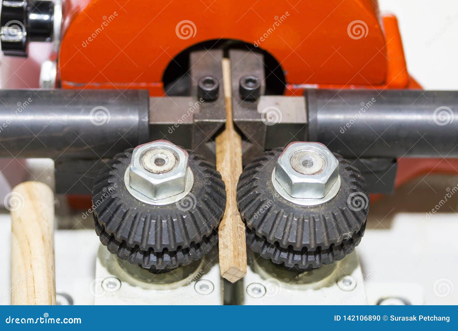 Close Up Roller Feeder System of Automatic Woodworking Machine for ...