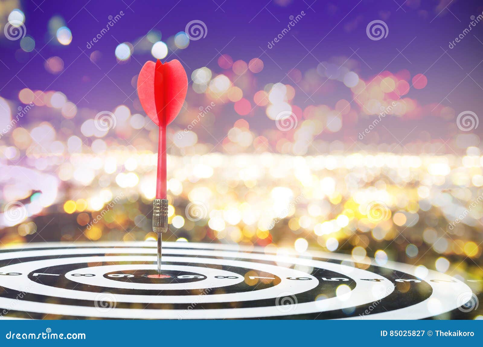 Close Up Shot Red Dart Arrow On Center Of Dartboard On Bokeh Blu Stock