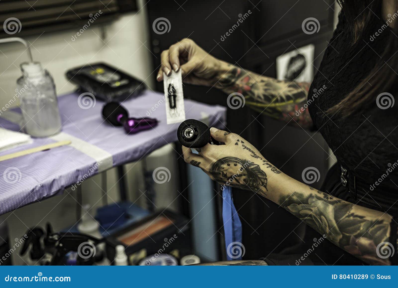 Close Up Tattooer Hands Changing Tattoo Machinery Needle Stock Image ...