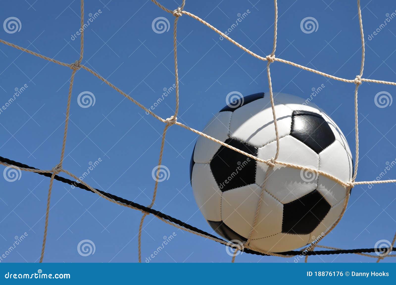 Close-up Van De Bal Van Het Voetbal in Doel Stock Foto - Image of zomer ...