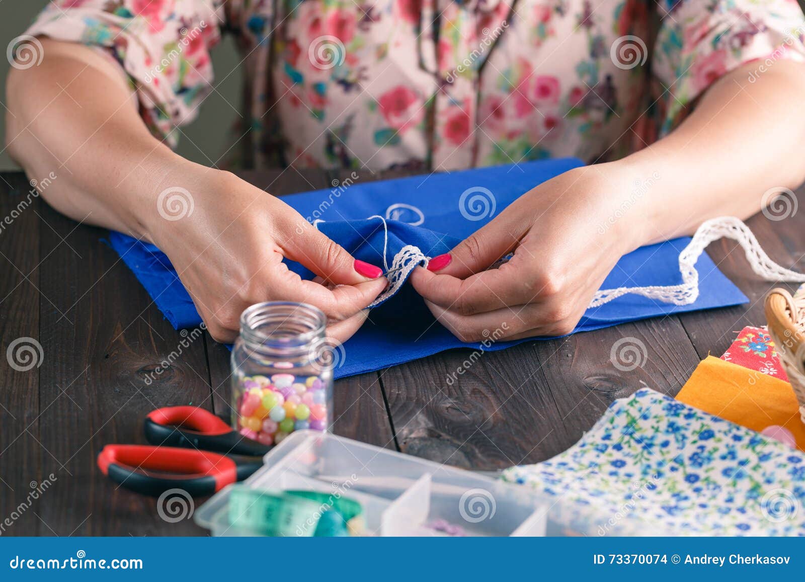 Close-up Van De Hand Van De Vrouw Het Stikken Het Watteren Stock Foto ...