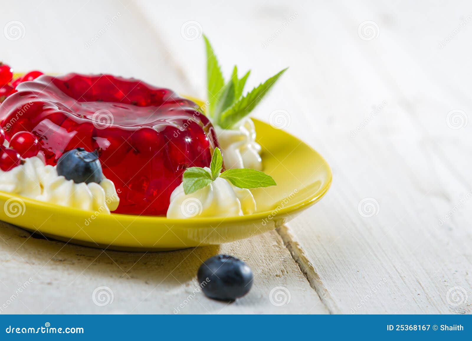 Close-up Van Een Rode Gelei Met Vruchten Stock Afbeelding - Image of ...