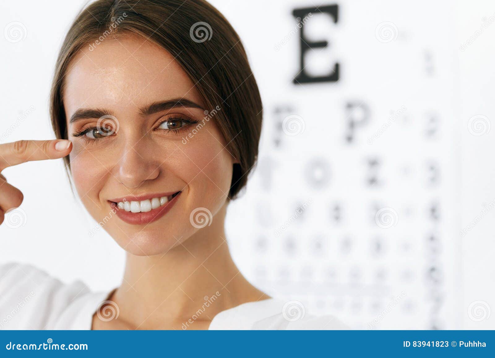 Close-up Van Glimlachende Jonge Vrouw in Front of Visual Eye Test-Raad ...