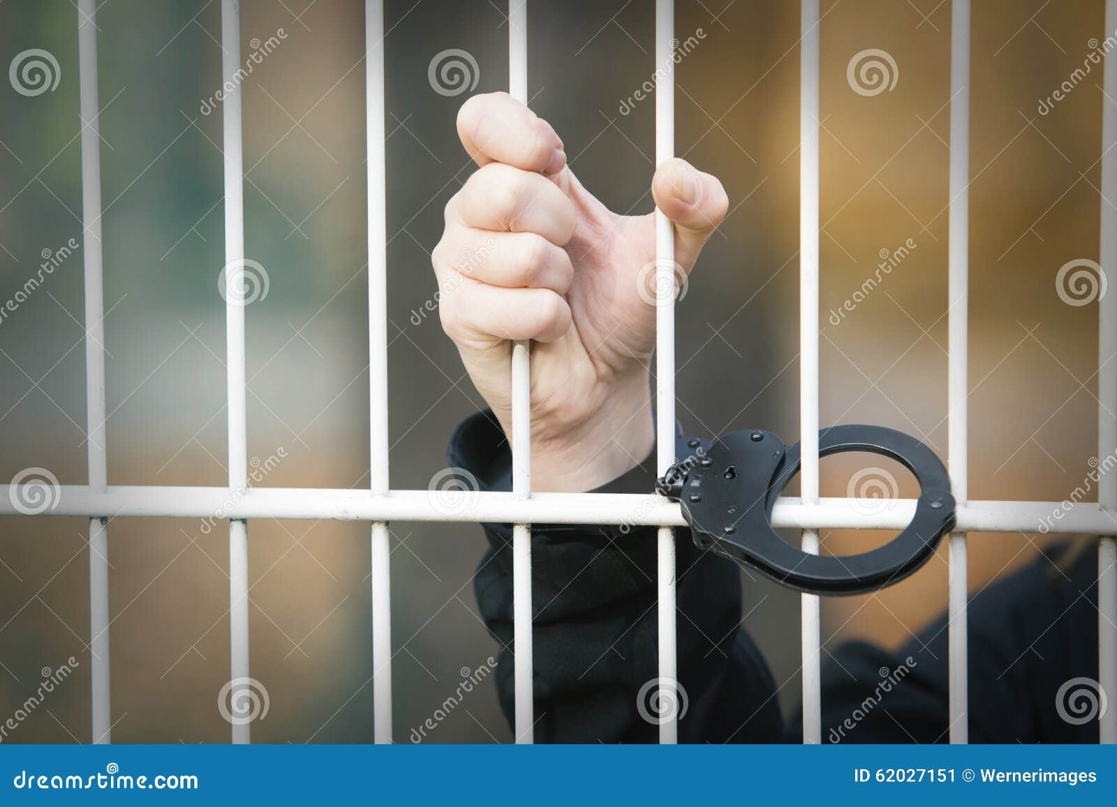 Close-up Van Hand Die De Handboeien Om:doen Stock Afbeelding - Image of ...