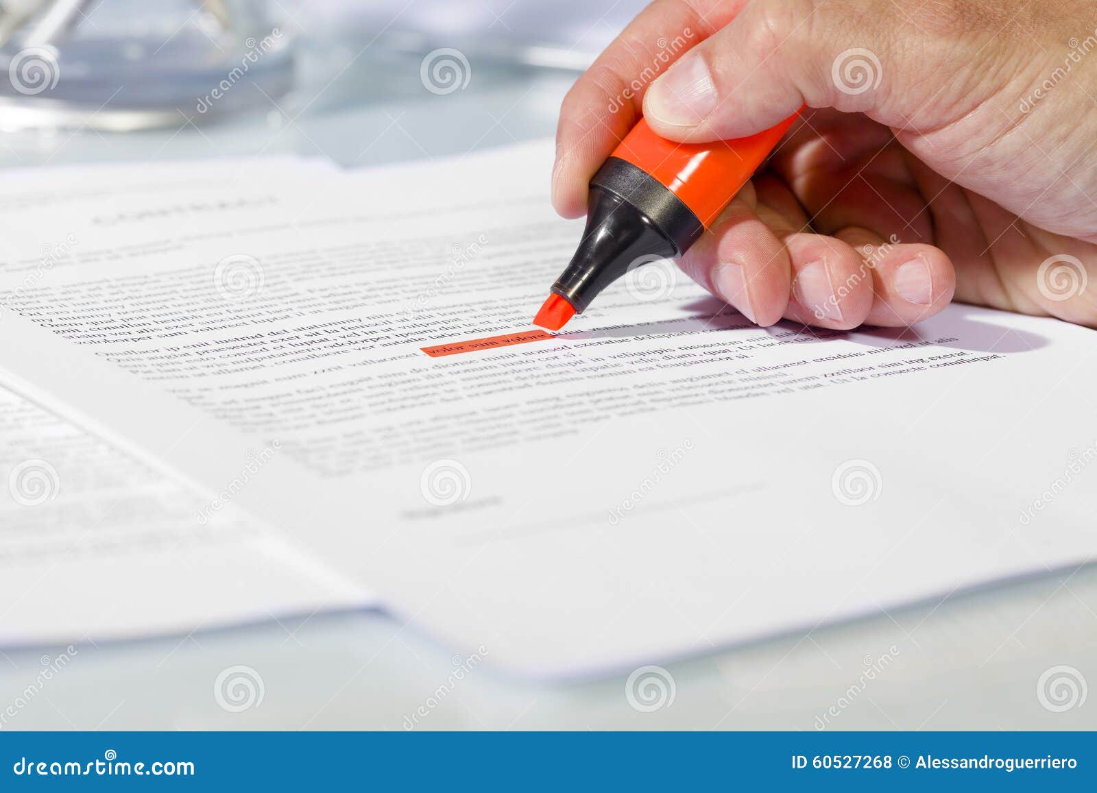 Close-up Van Hand Met Highlighter Over Document Stock Foto - Image of ...