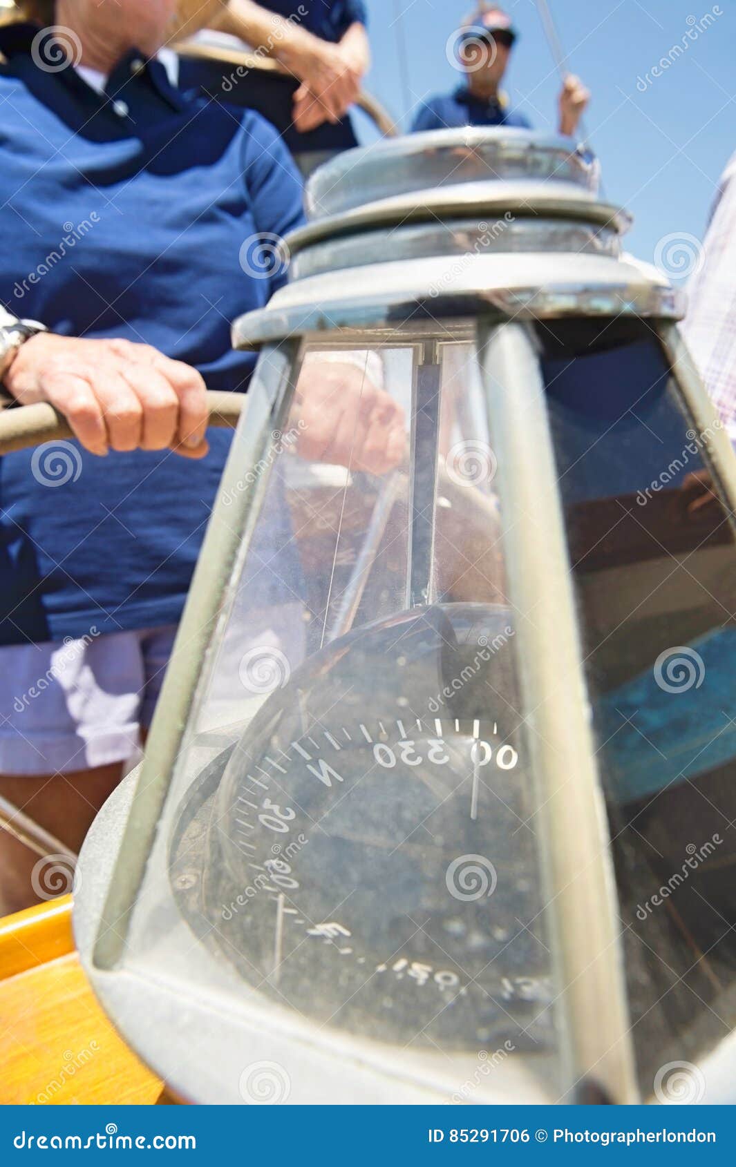 Close-up Van Kompas Op Het Roer Van De Zeilboot Stock Foto - Image of ...
