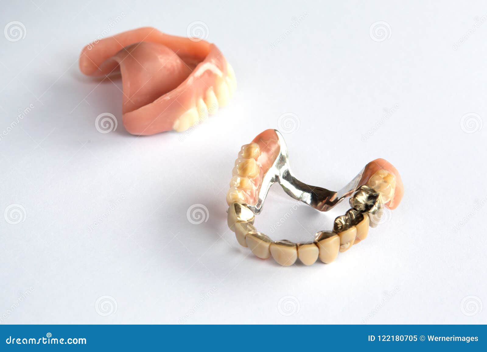 Close-up Van Tandprothese Op Witte Achtergrond Stock Afbeelding - Image ...