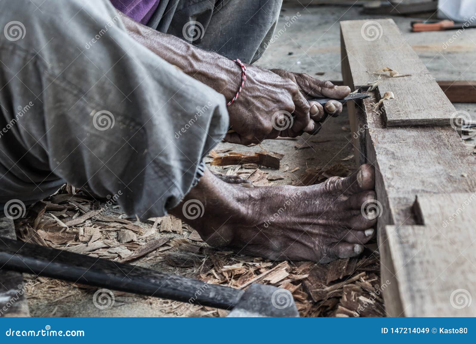 Hands Of Carpenter With A Hammer And Chisel On Workbench In Carpentry ...