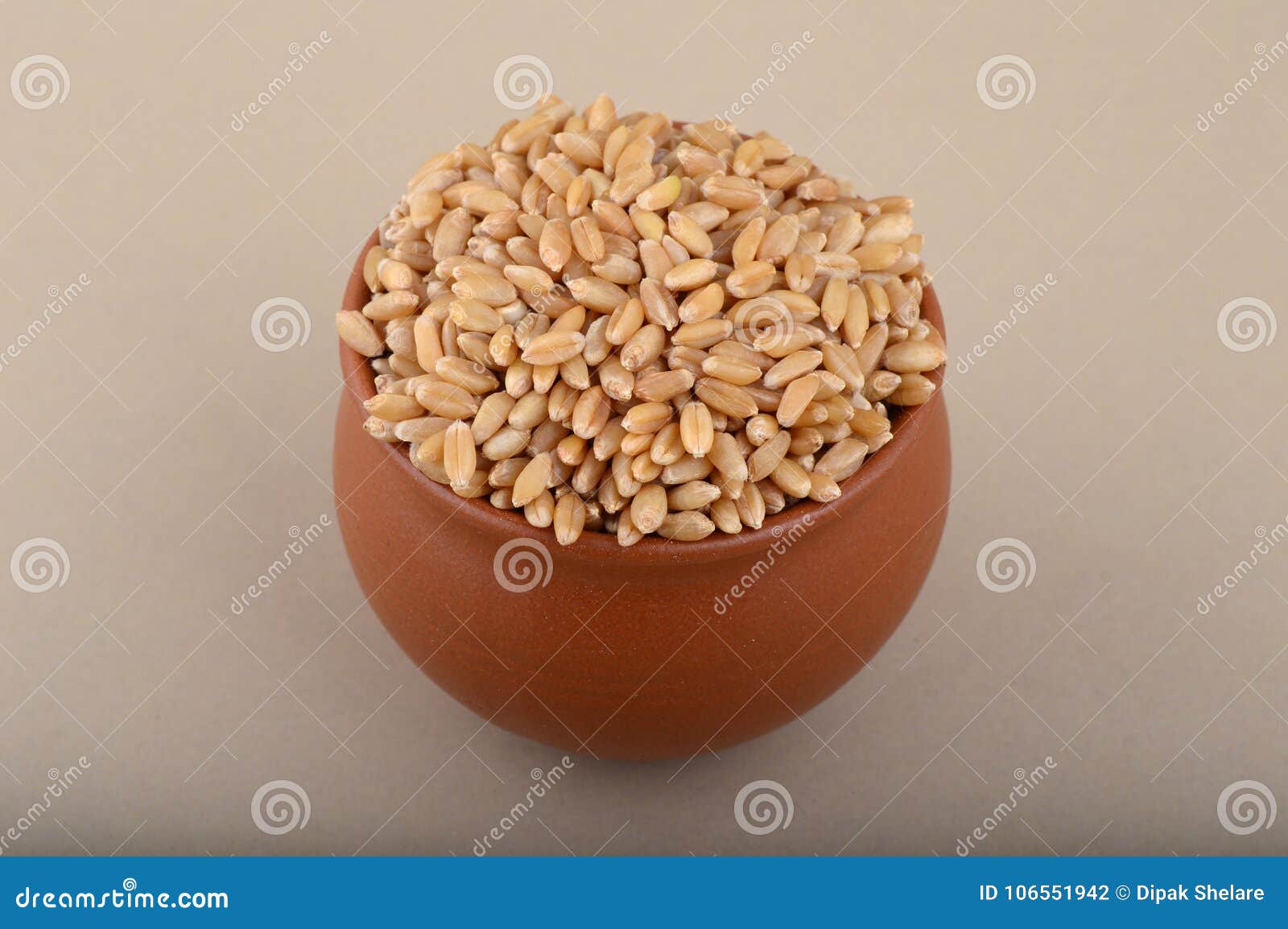 Wheat grains in clay pot stock photo. Image of heap - 106551942