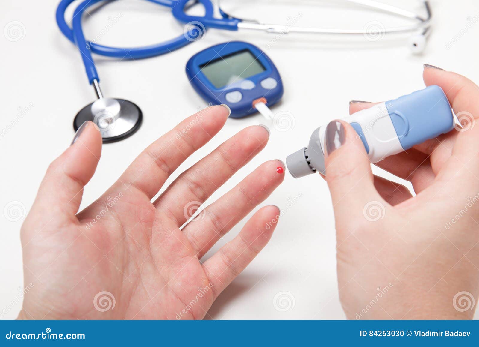 Close-up of Woman Hands Testing High Blood Sugar with Glucometer Stock ...
