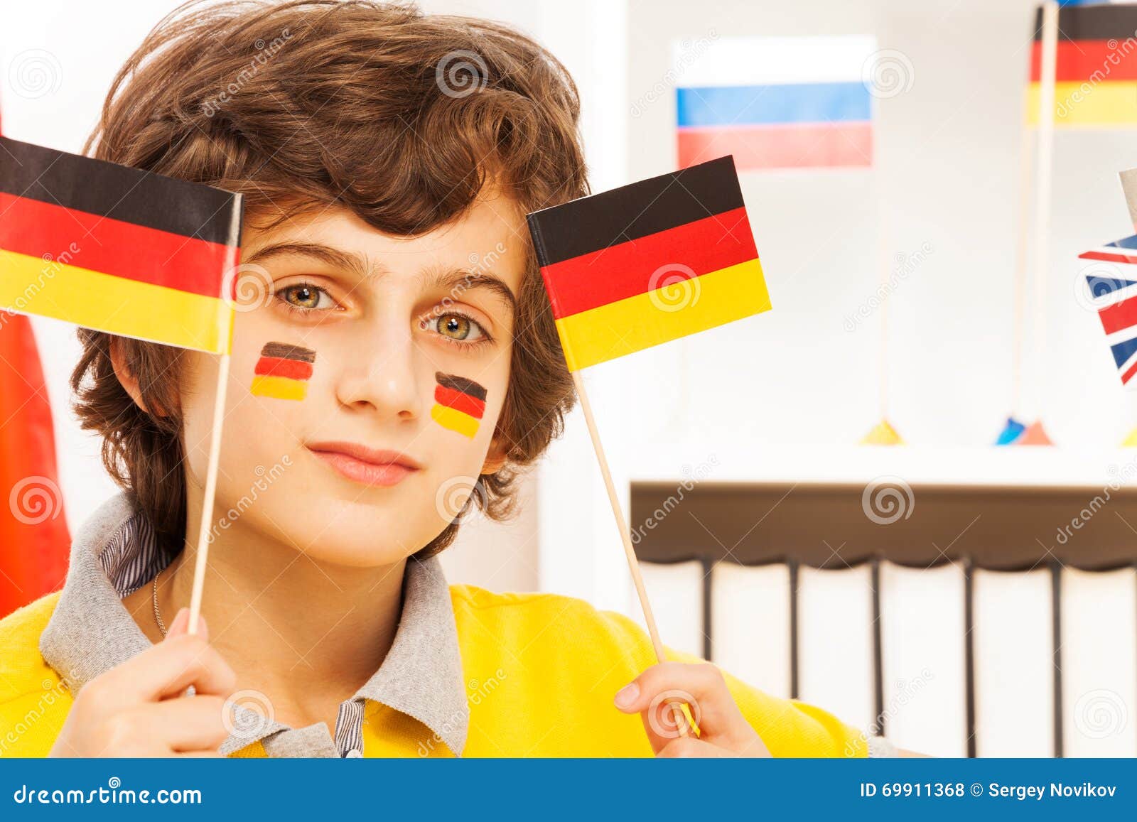 Close-upbeeld Van Duitse Jongen Met Vlaggen Stock Foto - Image of ...