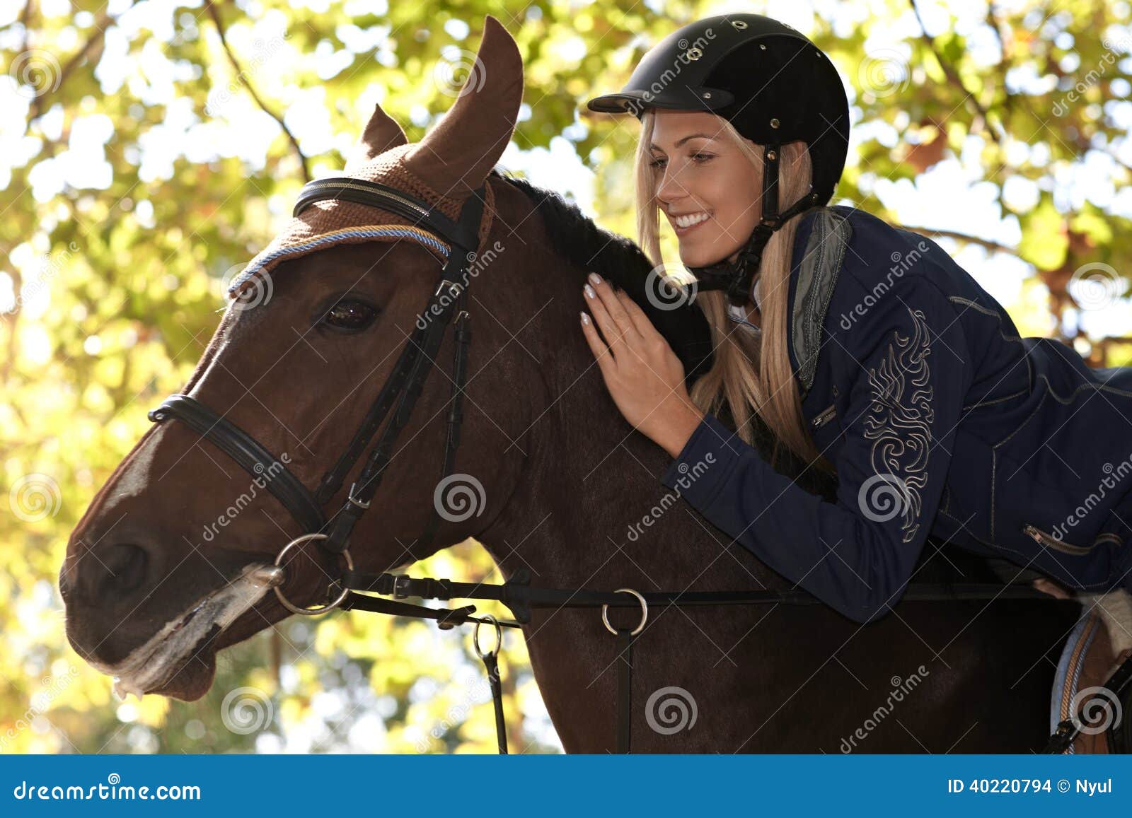 Close-upfoto Van Ruiter En Paard Stock Foto - Image of kaukasisch, helm ...