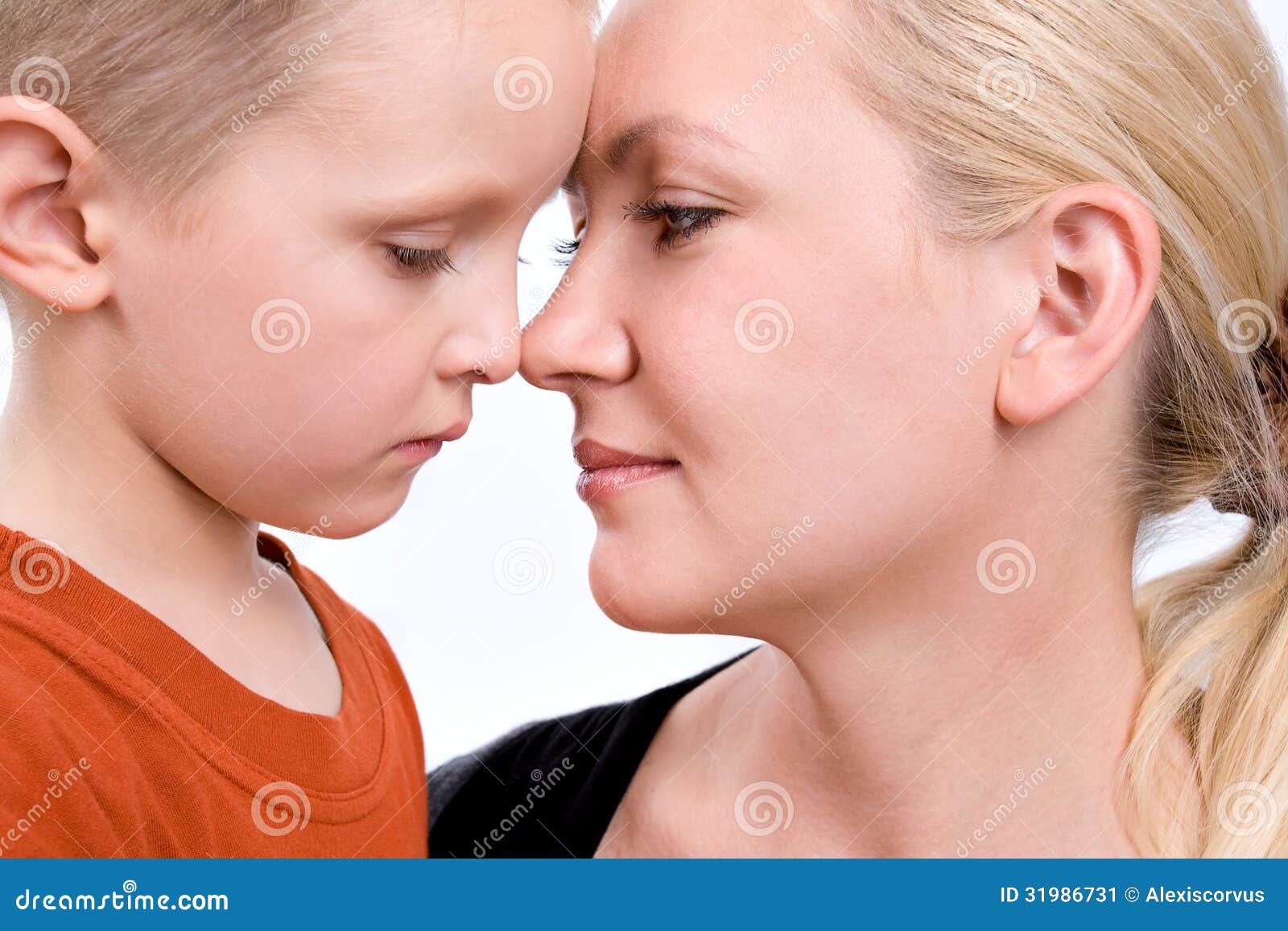 Close-upportret Van Moeder En Zoon Stock Afbeelding - Image of liefde ...