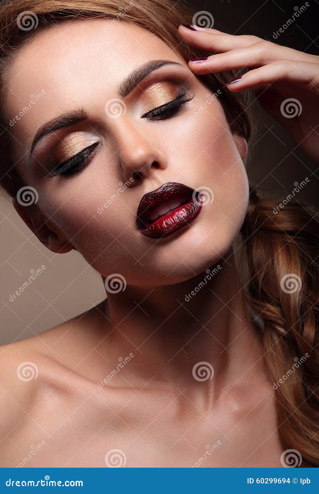 Close-upportret Van Mooi Modieus Jong Vrouwenmodel Met Br Stock Foto ...