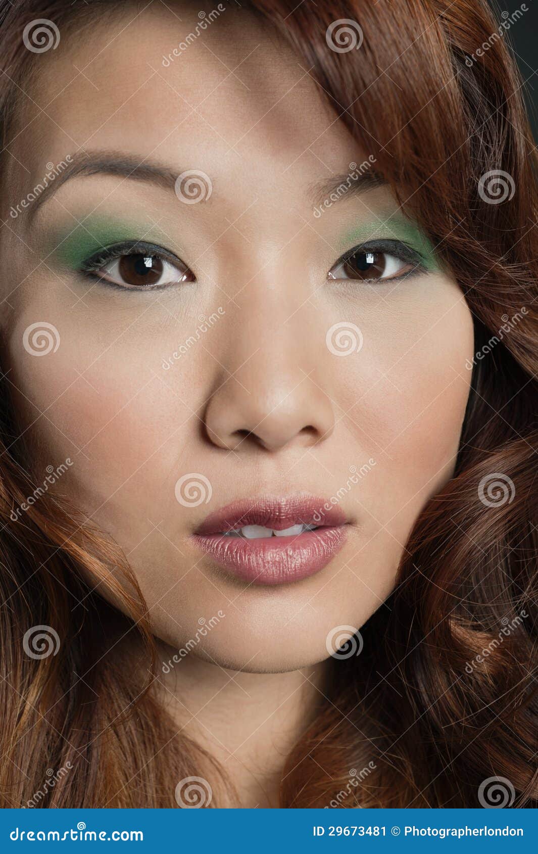 Close-upportret Van Mooie Chinese Vrouw Stock Afbeelding - Image of ...
