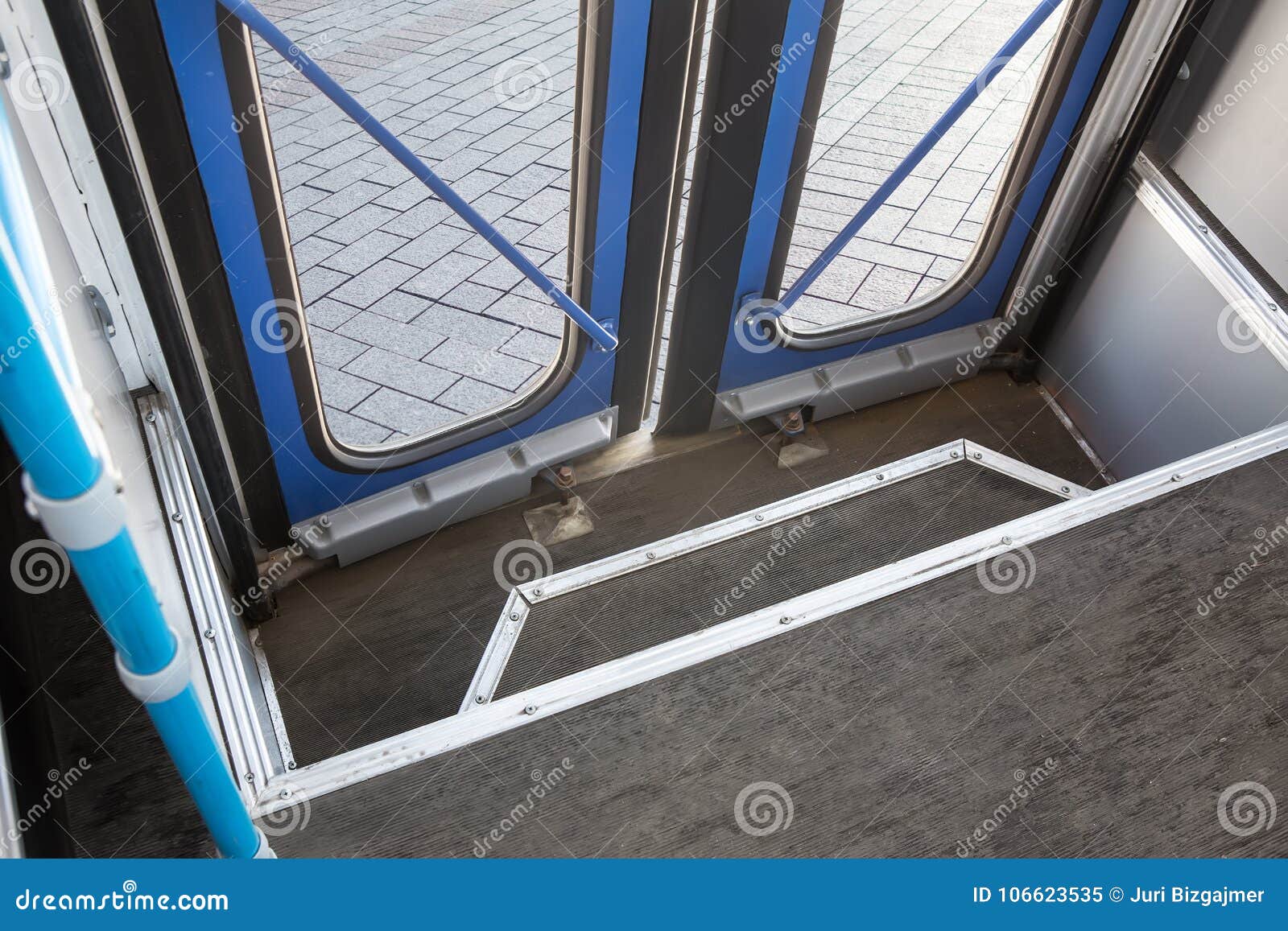 726 City Bus Doors Stock Photos - Free & Royalty-Free Stock Photos from ...