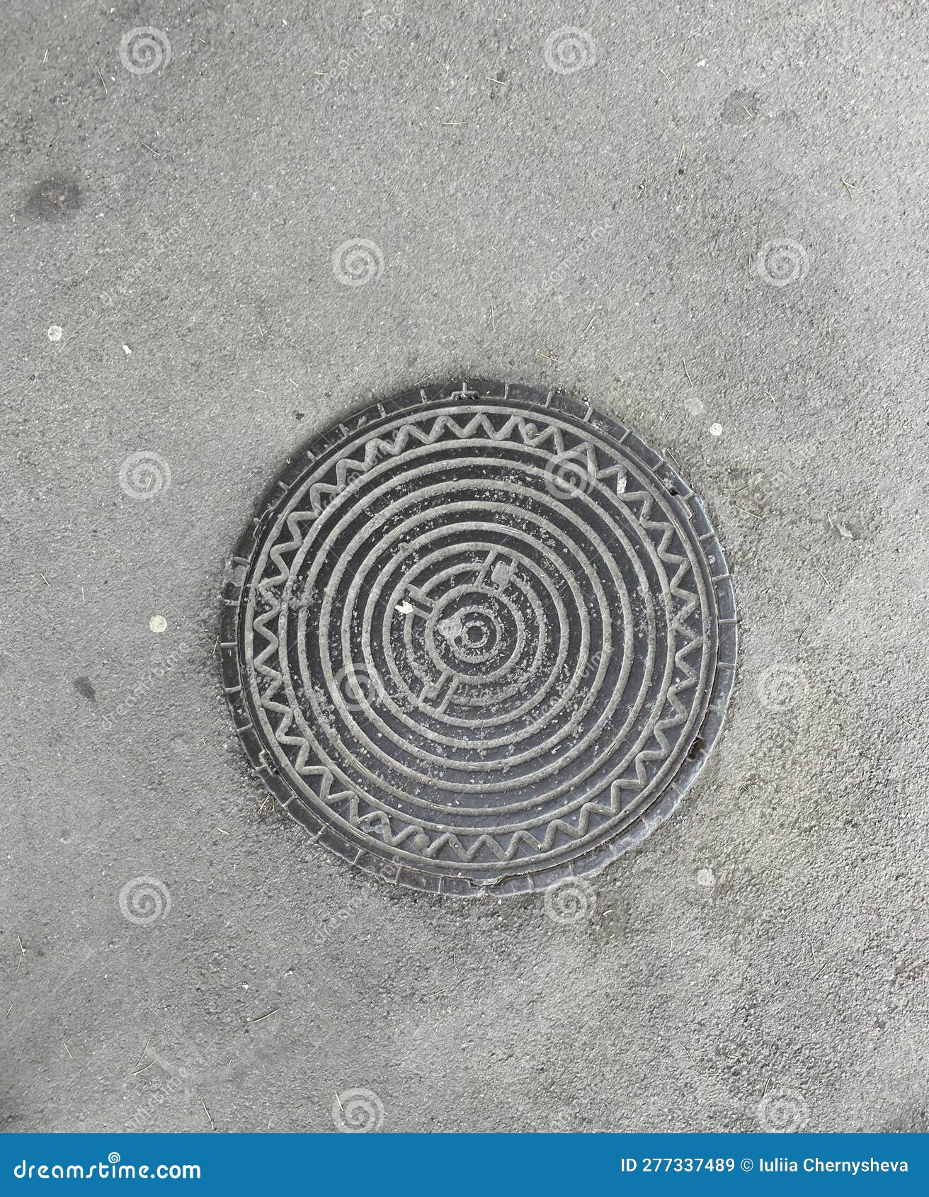 A Closed Manhole in the Asphalt Stock Image - Image of wheel, symmetry ...