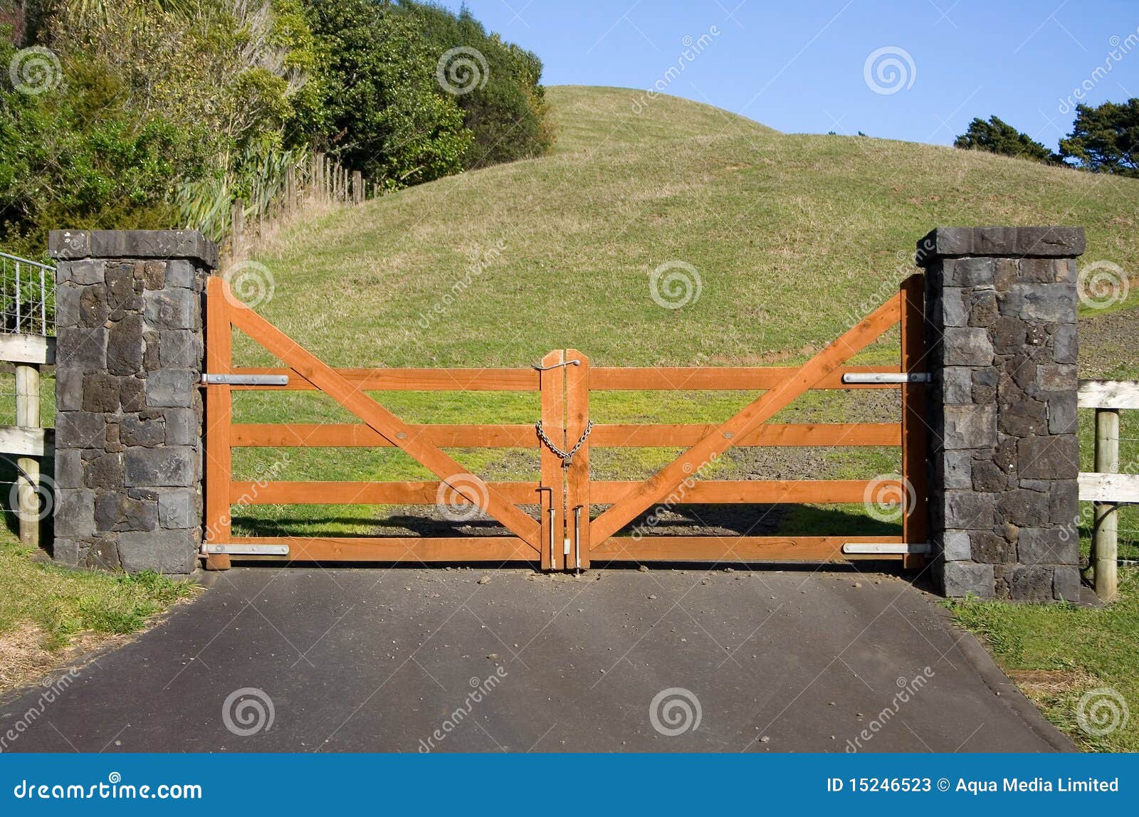 Closed Wooden Gate stock image. Image of paddock, empty - 15246523