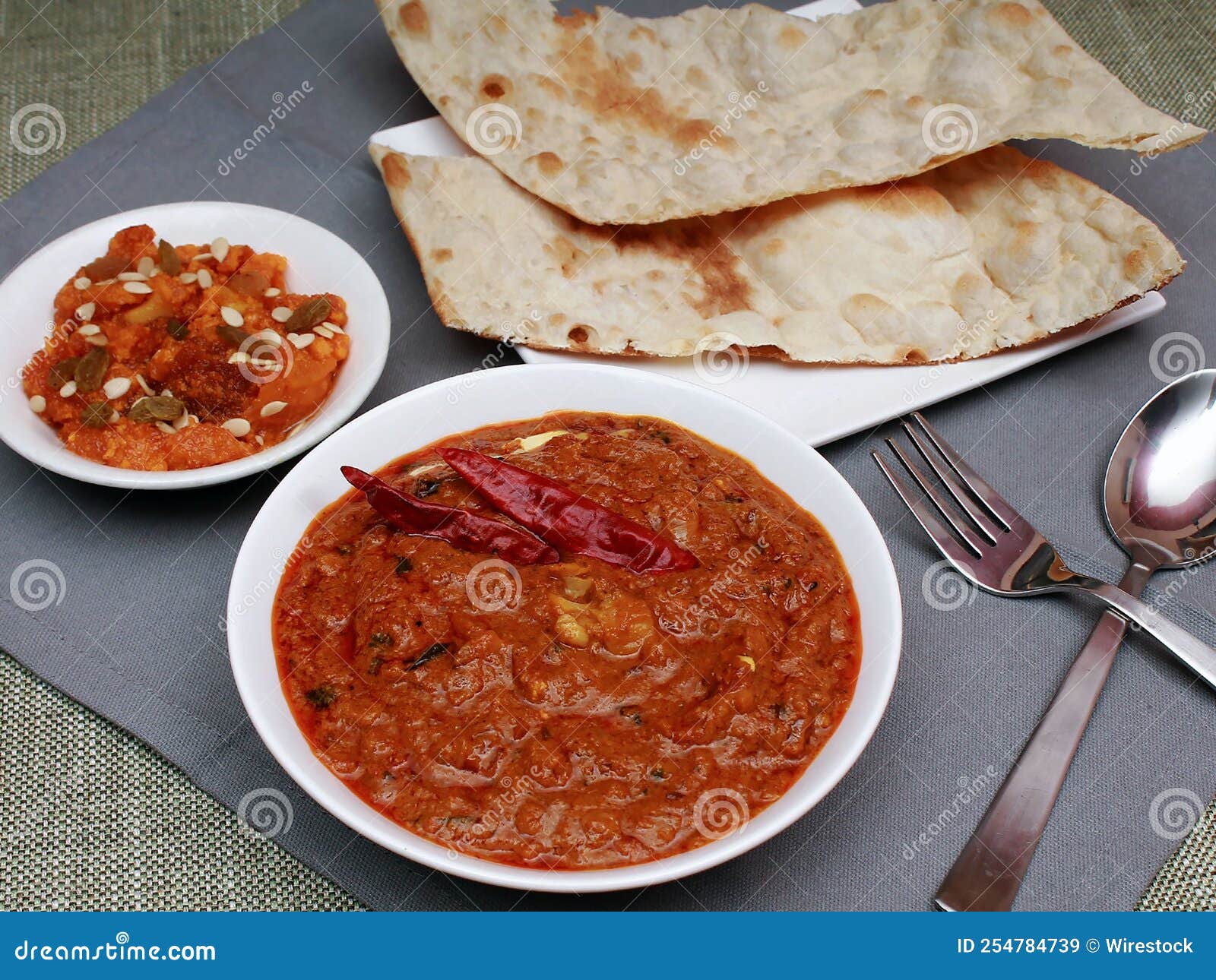 Closeup De Poisson Masala Plain Naan Et Double Ka Meetha Image stock ...