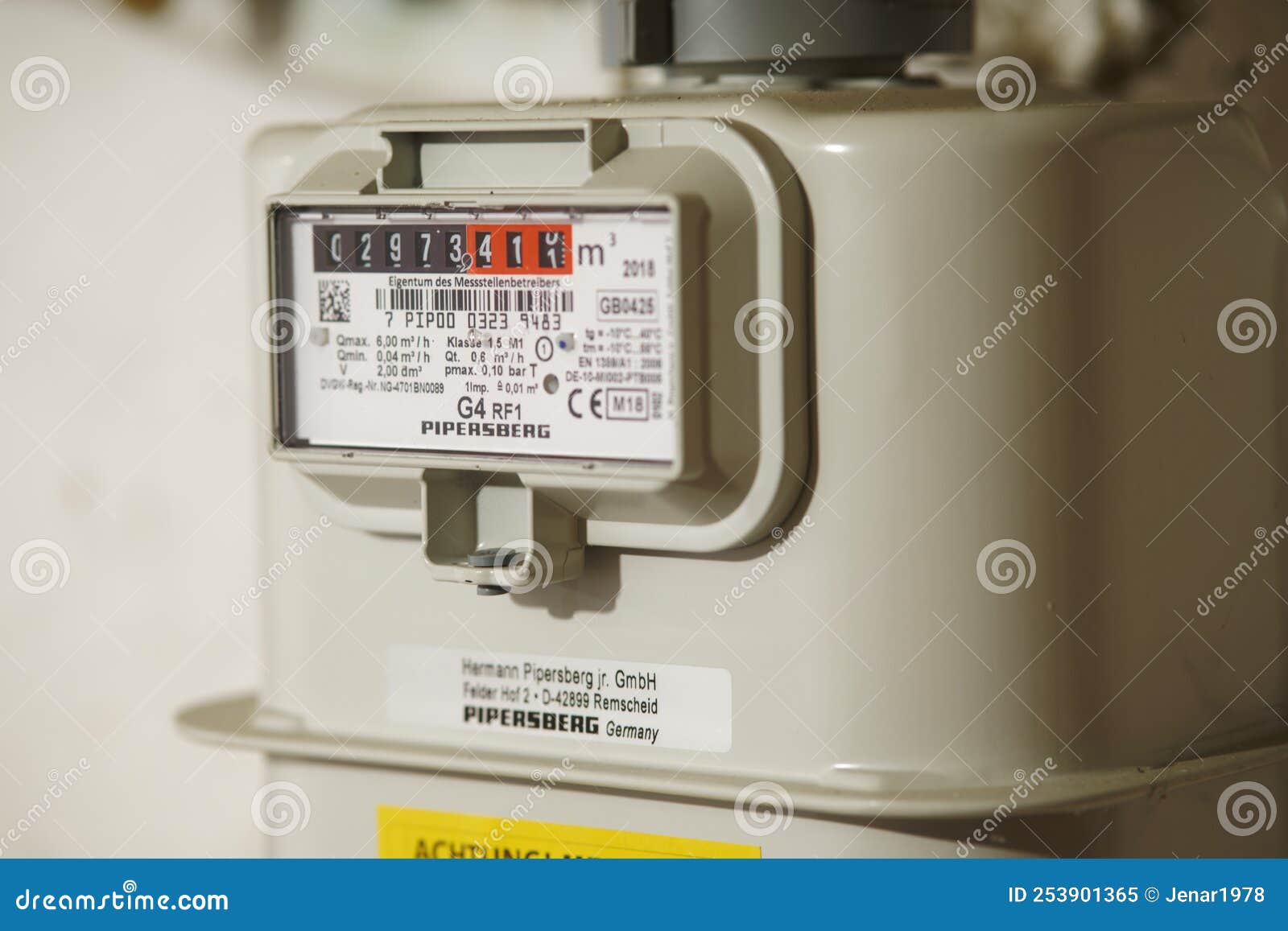 Zoom Display of the Gas Meter Editorial Image - Image of reading, glass ...