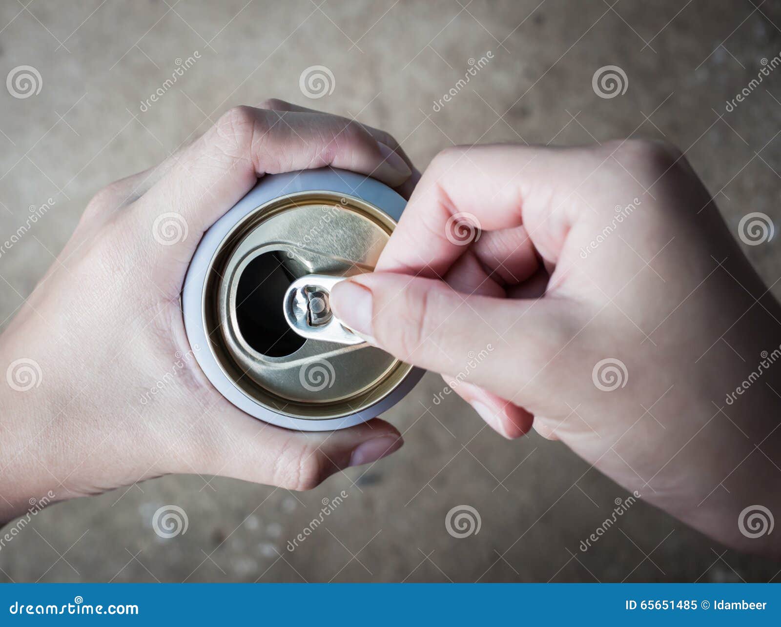 Closeup hand holding can stock image. Image of open, metallic - 65651485