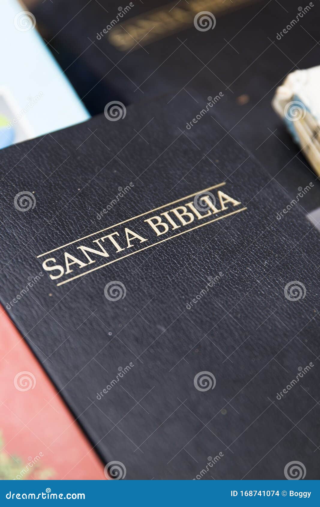 Spanish Version of the Holy Bible Stock Photo - Image of paper, life ...