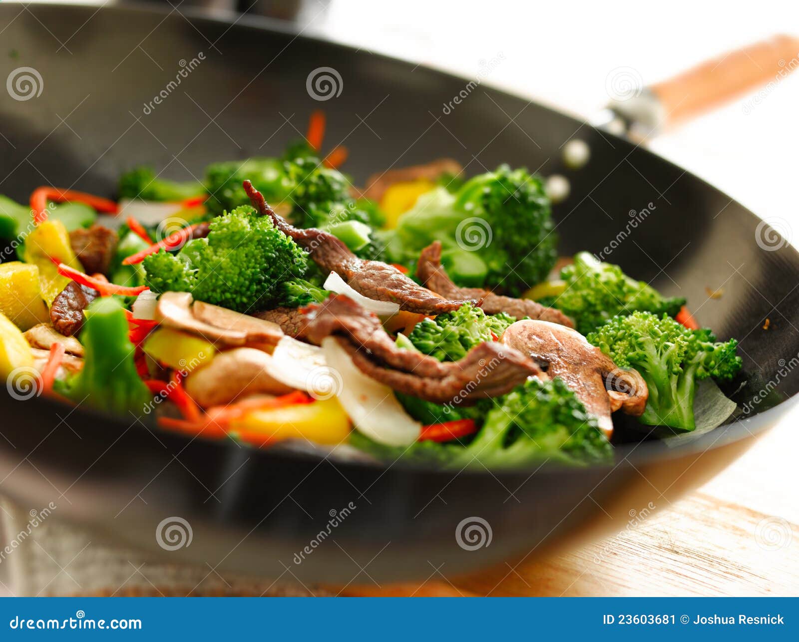 Closeupsmåfiskstir wokar fotografering för bildbyråer. Bild av kines ...