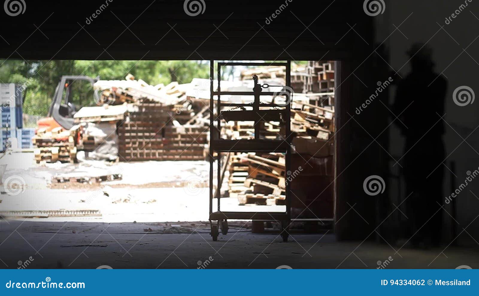 Closing Warehouse Del Trabajador Metrajes - Vídeo de persona, blanco ...
