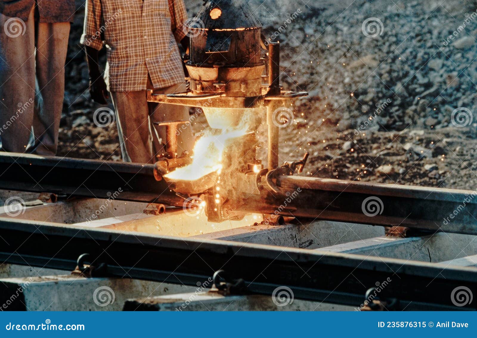 Closure Weld Under Neutral Temperature Using a Thermit Welding Editorial Image - Image of ...