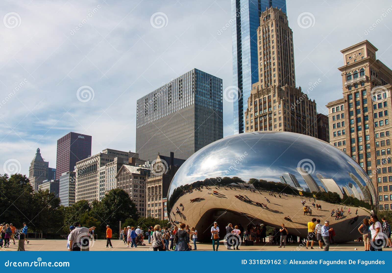 Cloud Gate (the Bean) Monument Reflecting the Skyline of Chicago ...