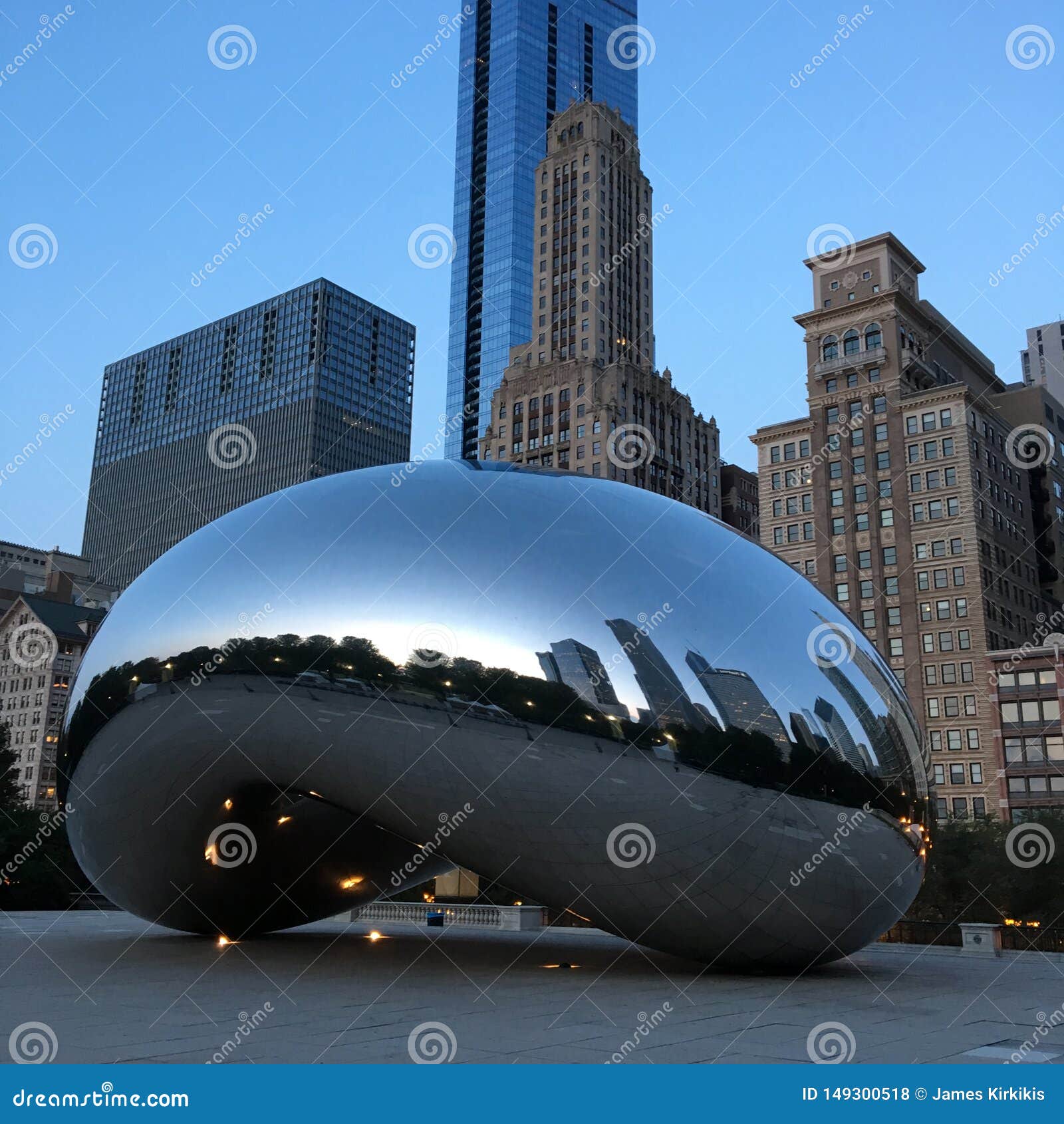 Cloud Gate Reflecting the Sunrise in Chicago Editorial Stock Photo ...