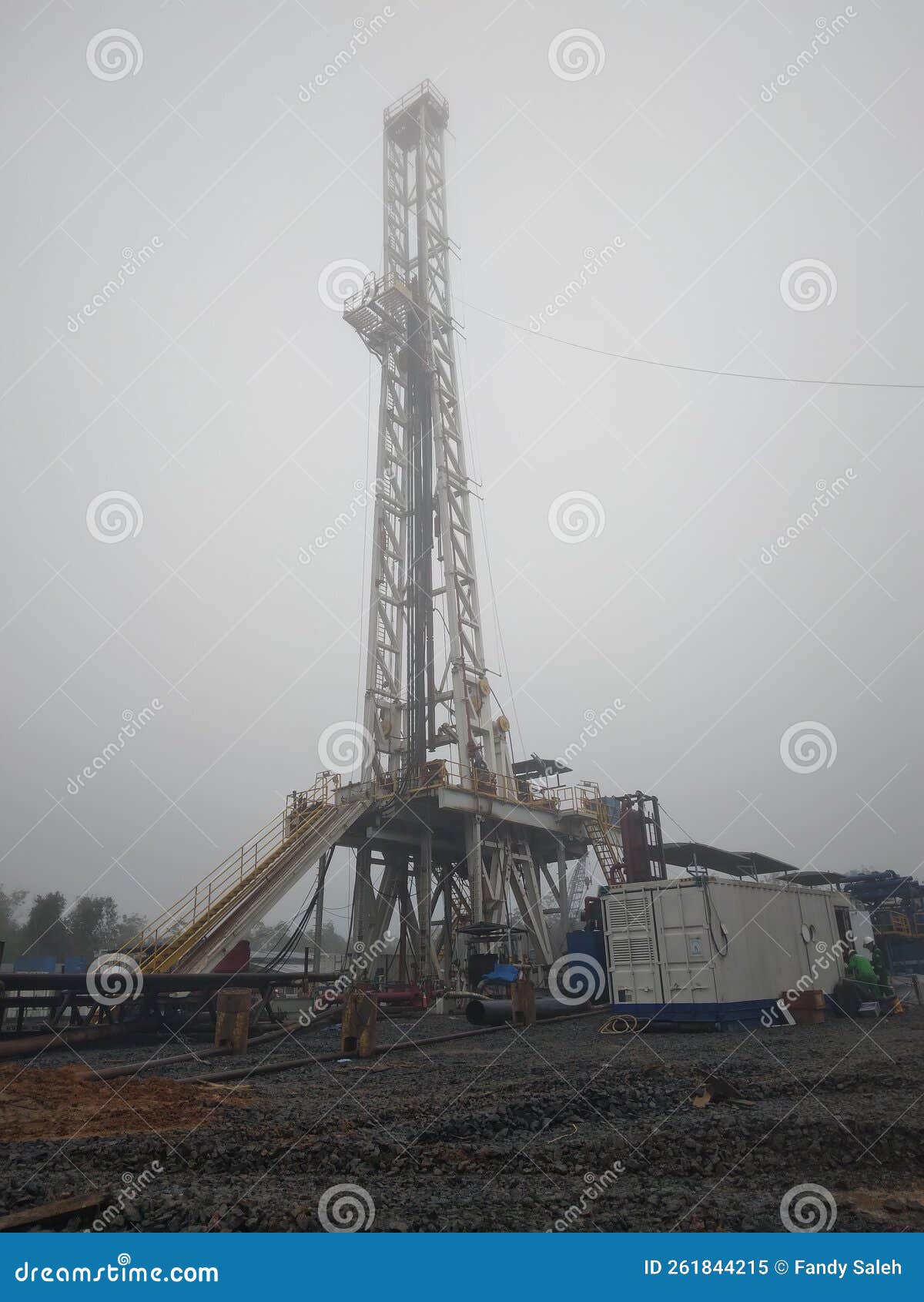 Cloud Rain Cold Rig Drilling Oil and Gas Live Stock Image - Image of ...