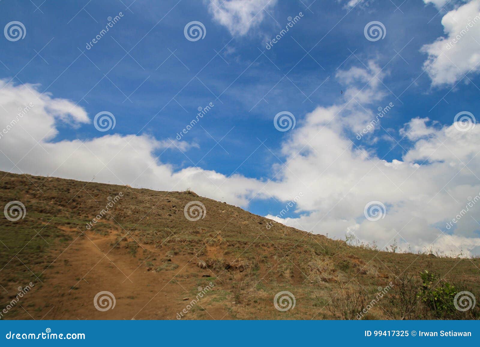 Cloudly imagen de archivo. Imagen de recorrido, foto - 99417325