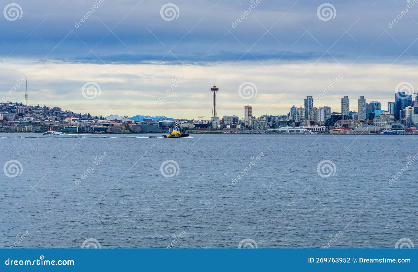Overcast Seattle Skyline editorial photography. Image of water - 269763952
