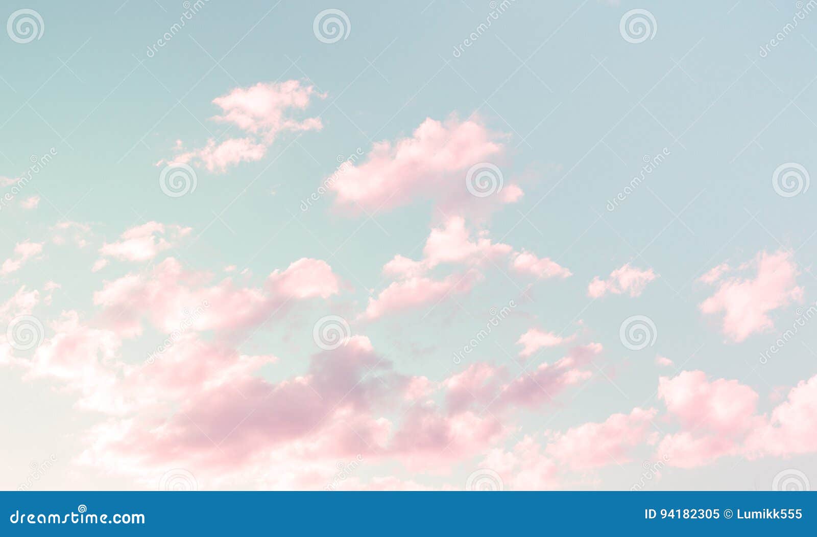 Cloudscape Maravilloso Con Las Nubes Rosadas Imagen de archivo - Imagen ...