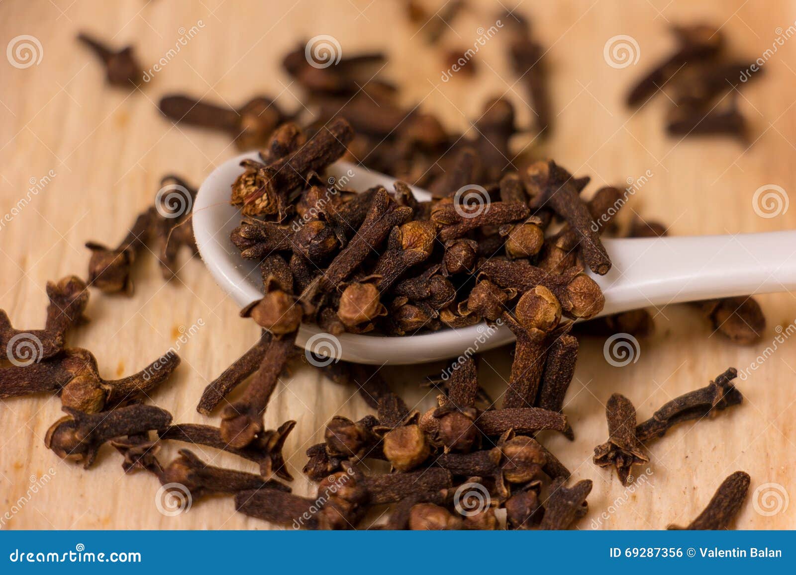 Cloves photo stock. Image du personne, parfum, arbre - 69287356